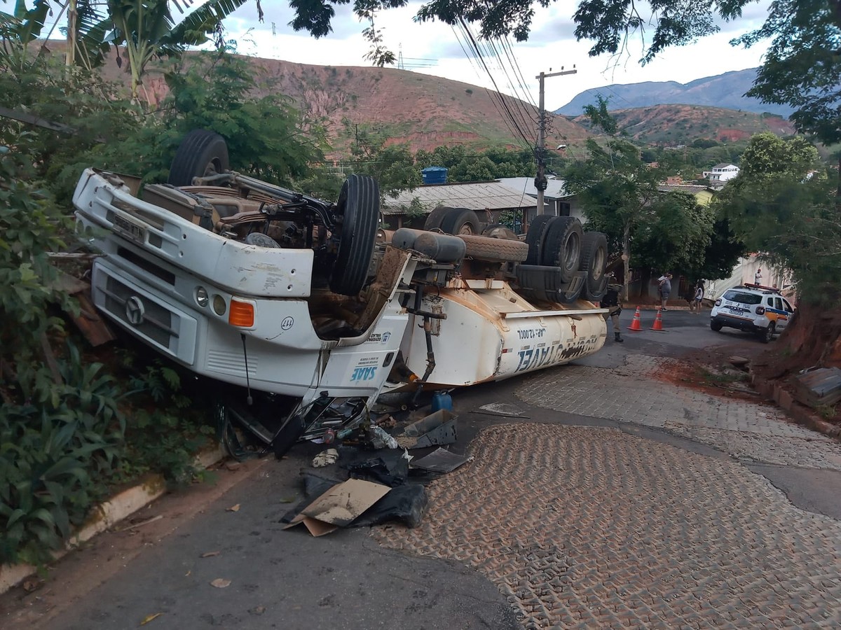 Caminhão do SAAE perde o freio em morro e termina de rodas para cima em Governador Valadares ...