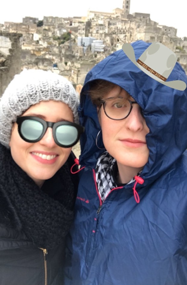 De Férias Na Itália Carol Duarte Posa Com A Namorada Aline Klein Quem Quem News