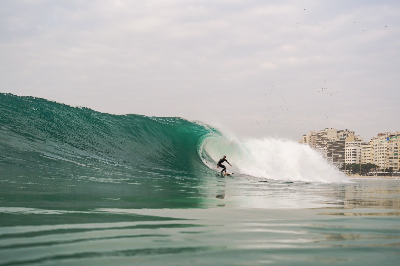 Copacabana faz a festa de surfistas em dia de ondas grandes; veja fotos