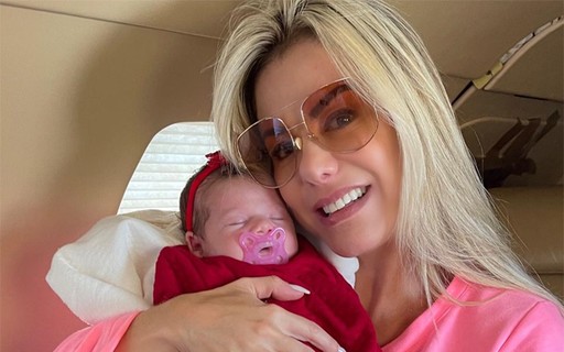 Poliana Rocha mostra primeira viagem de jatinho da neta, Maria Alice ...