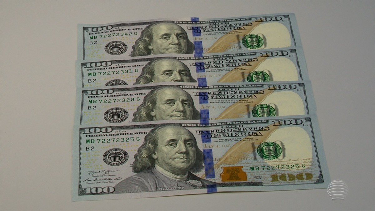 Dólar cai e fecha abaixo de R$ 3,90 | Economia | G1