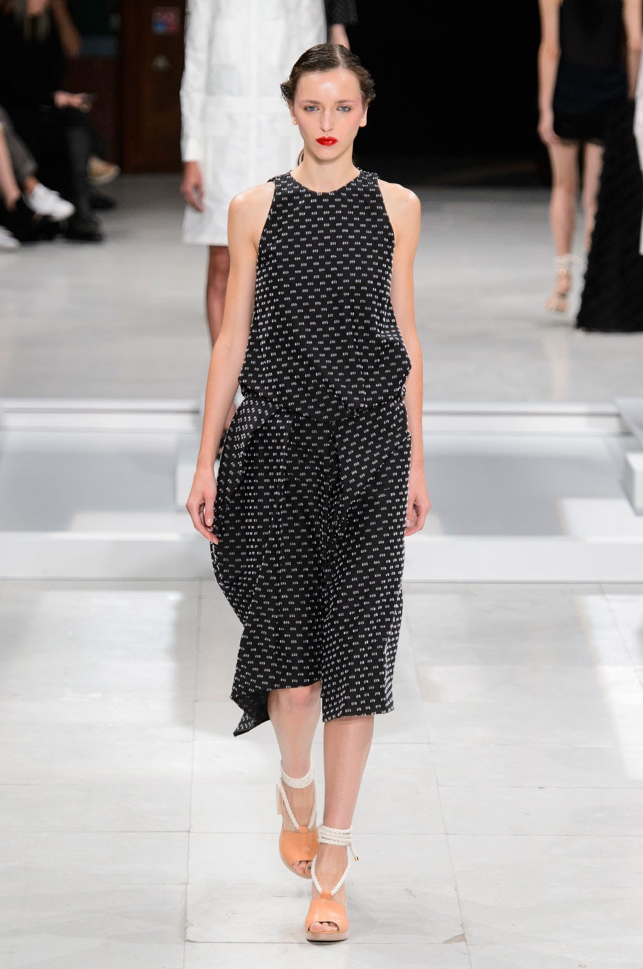 O verão 2016 utilitário de Hussein Chalayan | Desfiles | Vogue