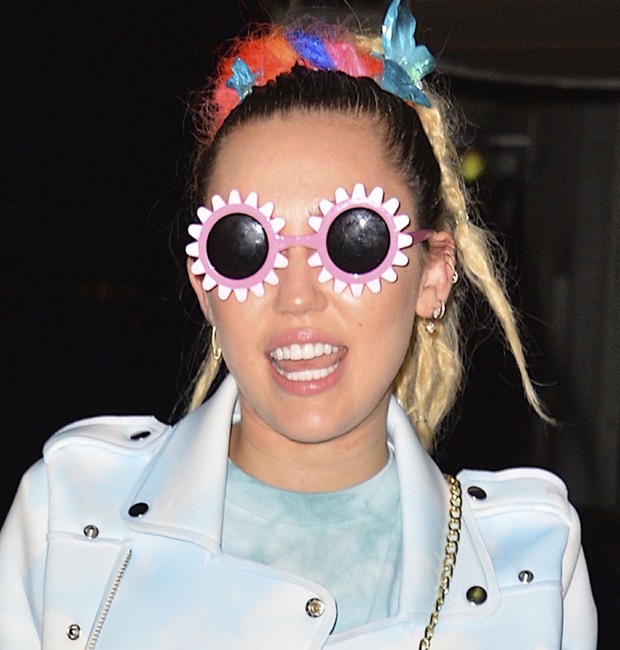 Miley Cyrus aparece com dreads e adereços coloridos no cabelo - Quem ...