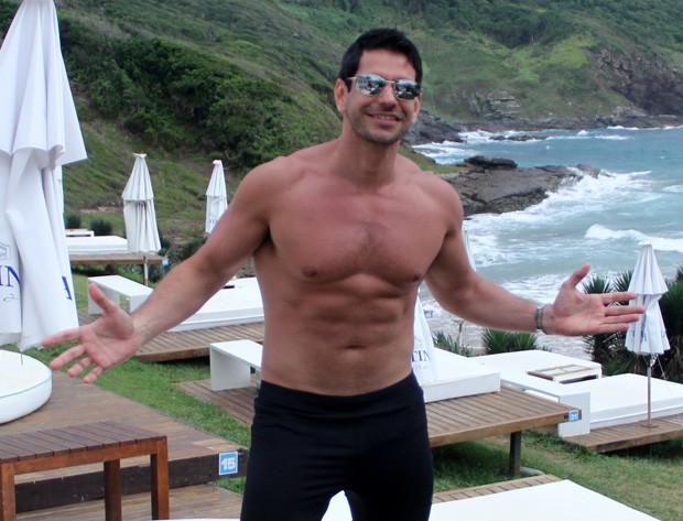 Tem roupa pra lavar? Aos 41, Alexandre Barillari ostenta tanquinho ...
