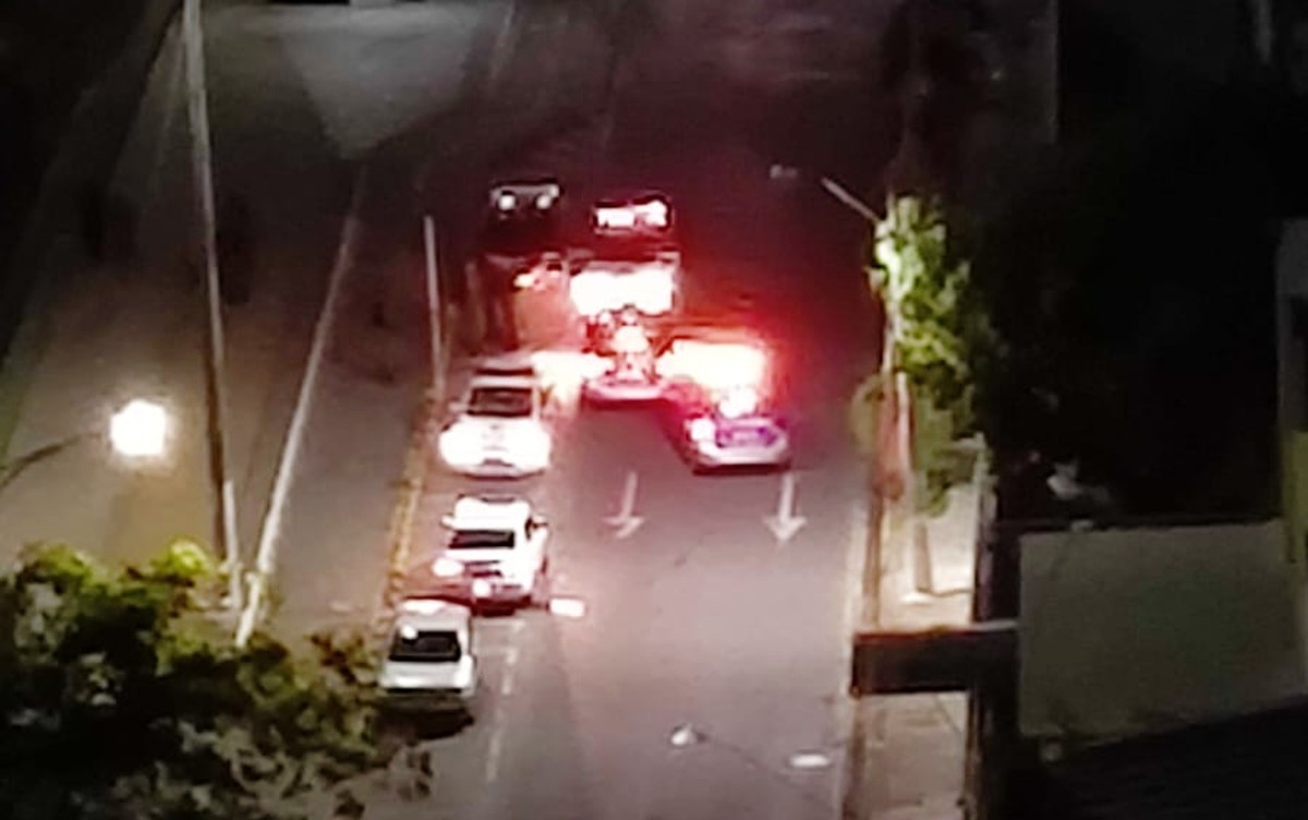 Suspeito é preso após ser baleado durante assalto a policial militar, que reage à investida em ...