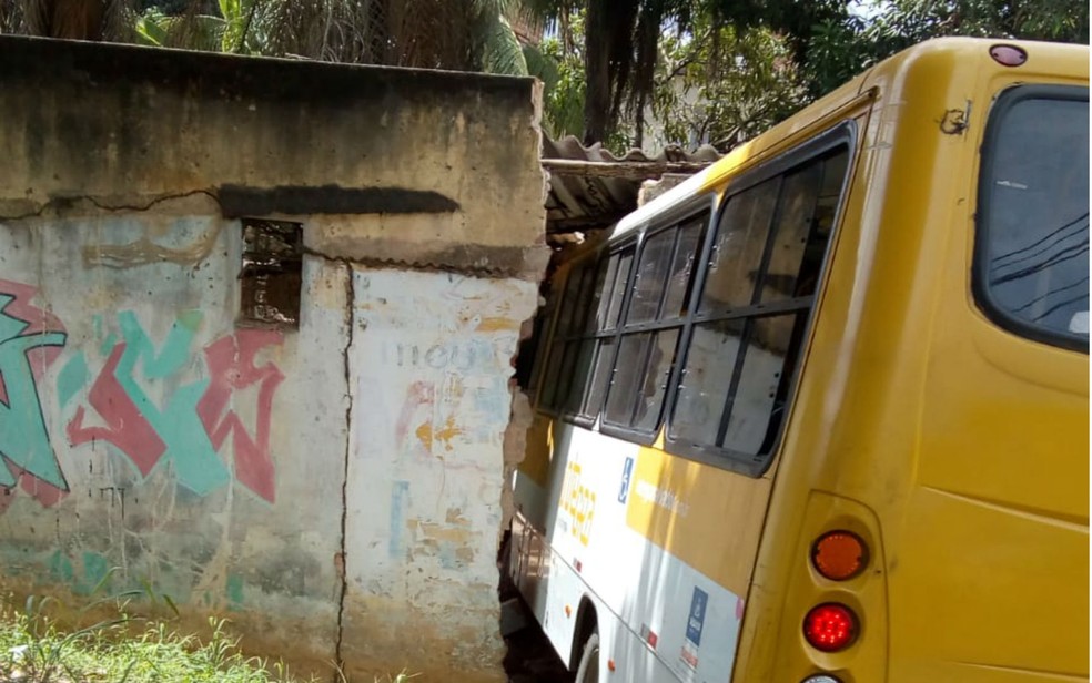 Sem motorista, ônibus desgovernado desce ladeira, bate em carro e colide com muro de casa no ...