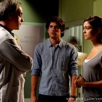 Simone (Andreia Horta) desmaia, é internada em estado grave, e Amora ...