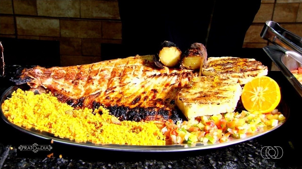 Veja a receita de tambaqui assado servido sem espinhos em bar de ...