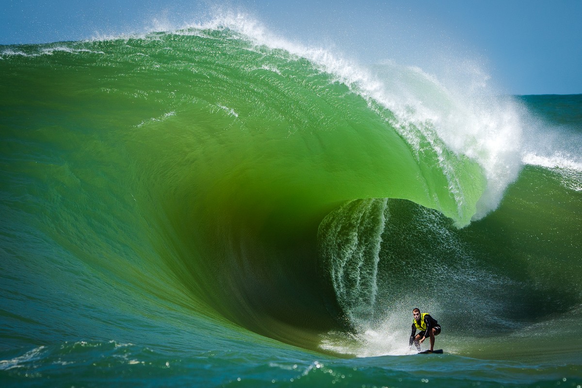Temporada de ondas gigantes atrai surfistas para o Espírito Santo ...