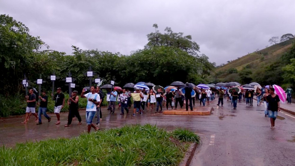 Moradores de Rio Doce fazem ato em homenagem aos mortos na tragédia da ...