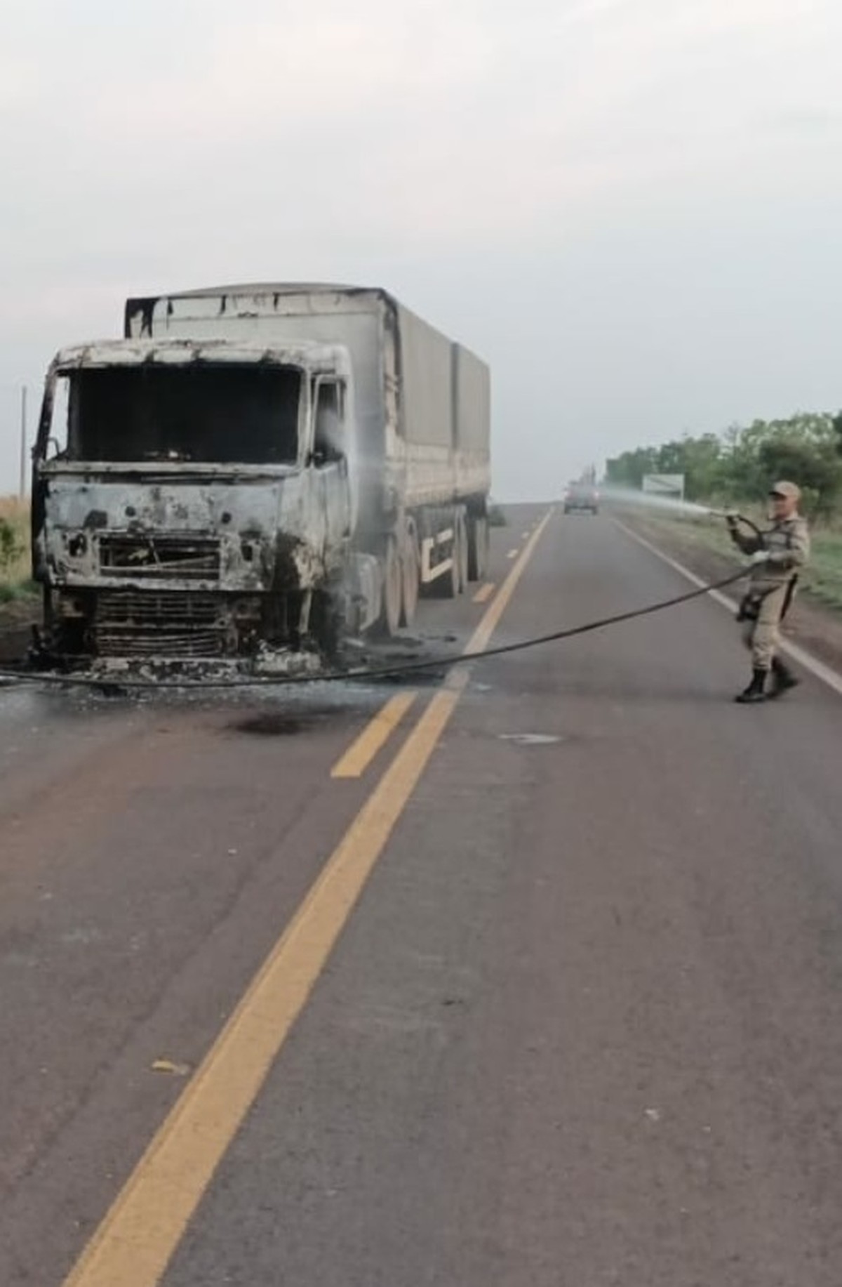 Carreta carregada com milho pega fogo em Canarana (MT) | Mato Grosso | G1