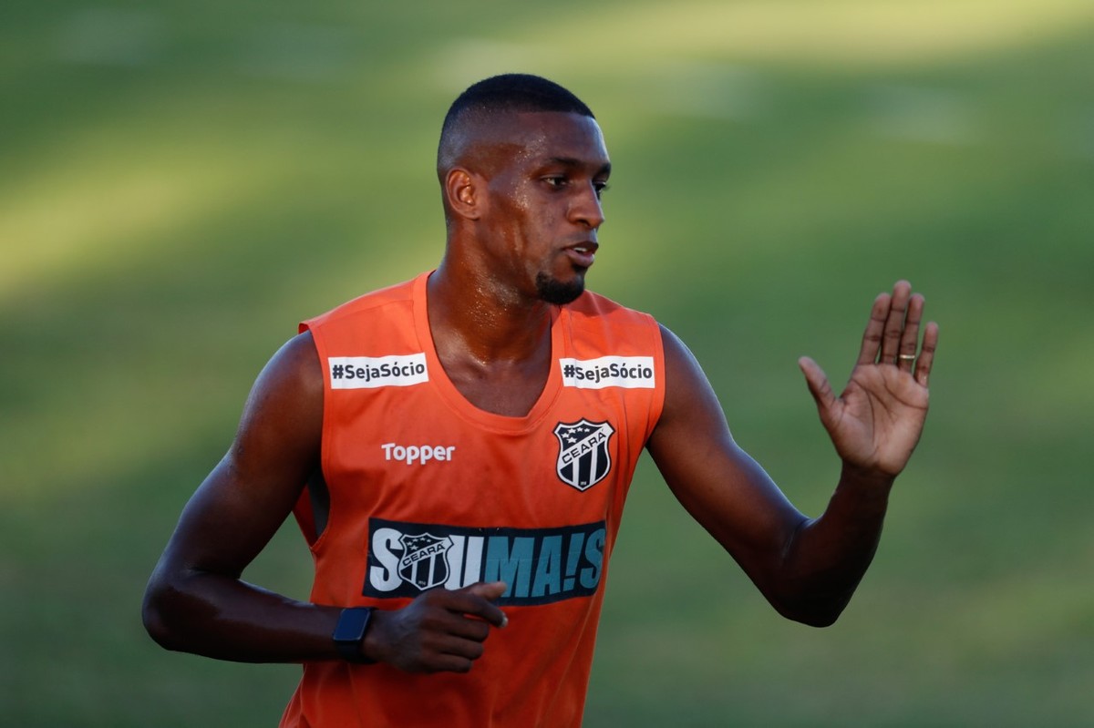 William Oliveira volta a treinar com bola; Luiz Otávio cumpre agenda no ...
