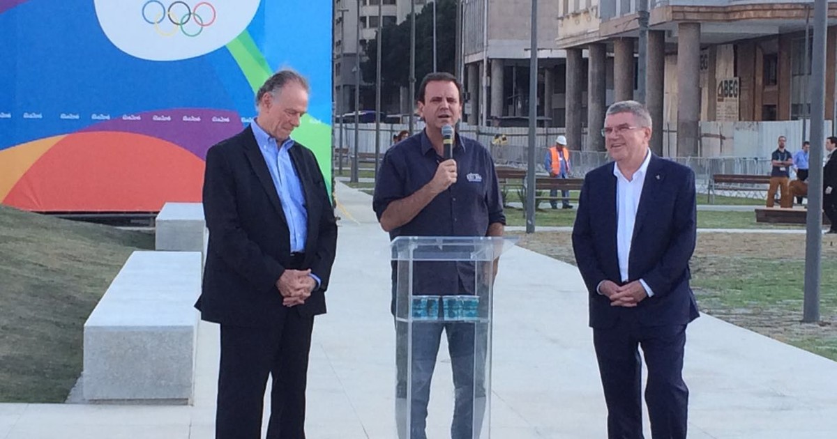 G1 - Presidente do COI, Thomas Bach, visita local onde ficará pira ...