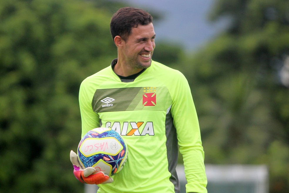 Martín Silva desbanca Diego Alves e leva a enquete da defesa mais ...