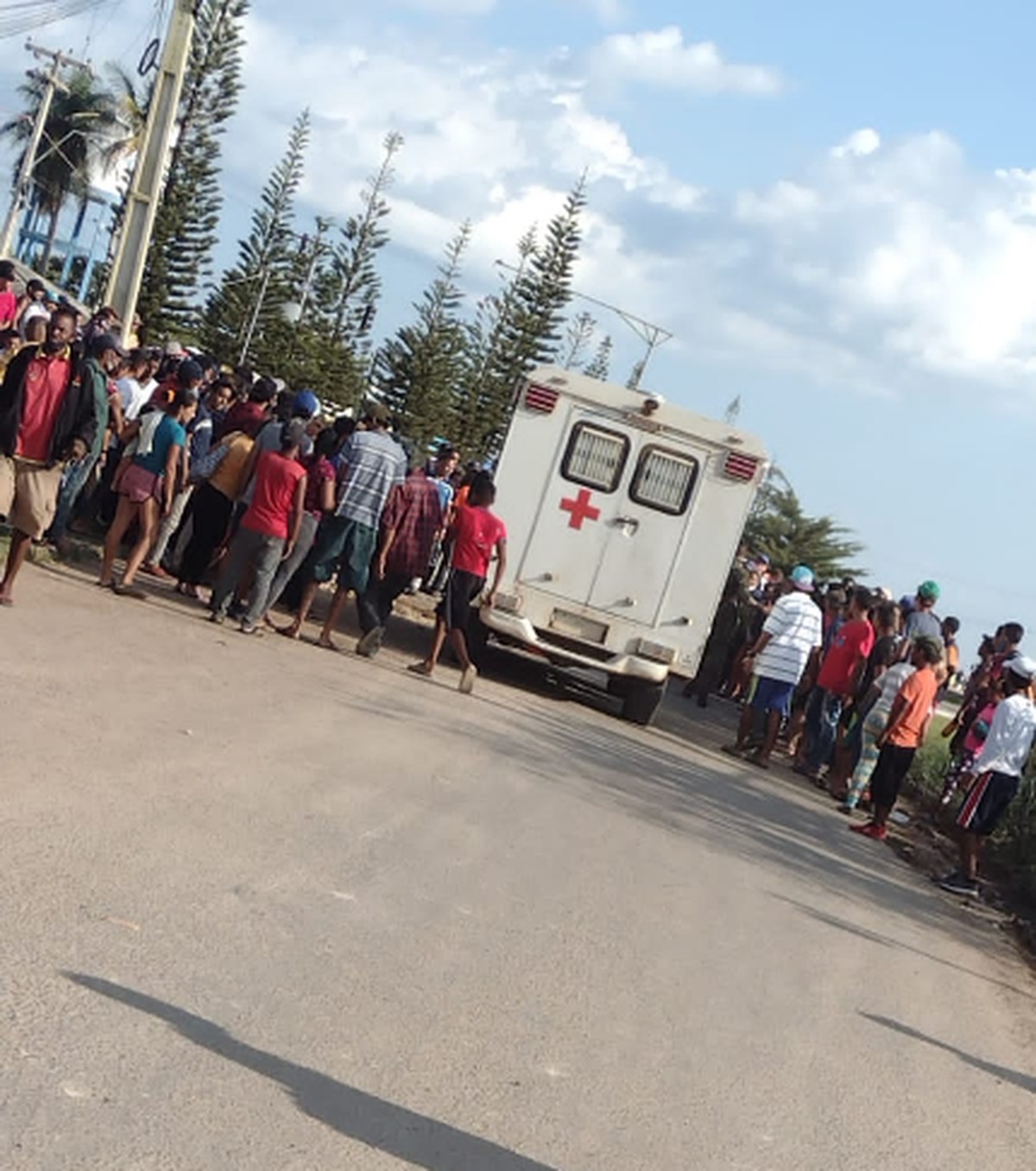 Migrante venezuelana fica ferida ao ser atropelada por carreta em frente a posto de triagem, em ...