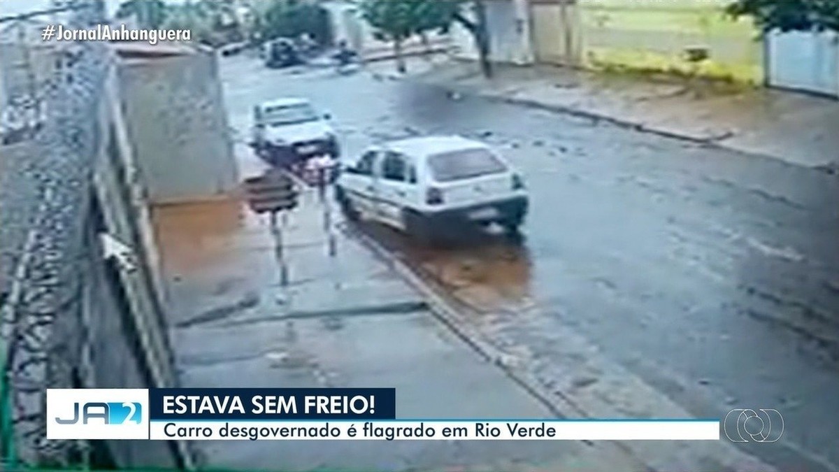 Homem tenta correr atrás de carro desgovernado, cai no meio da rua e veículo bate em outro ...