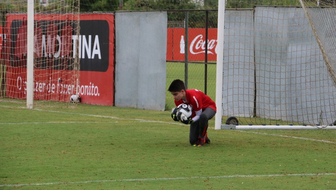 Nos passos de Alisson, filho de Argel rouba cena no gol em treino do Inter