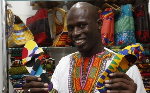 Senegalês faz sucesso no Brasil com peças artesanais com estética ...