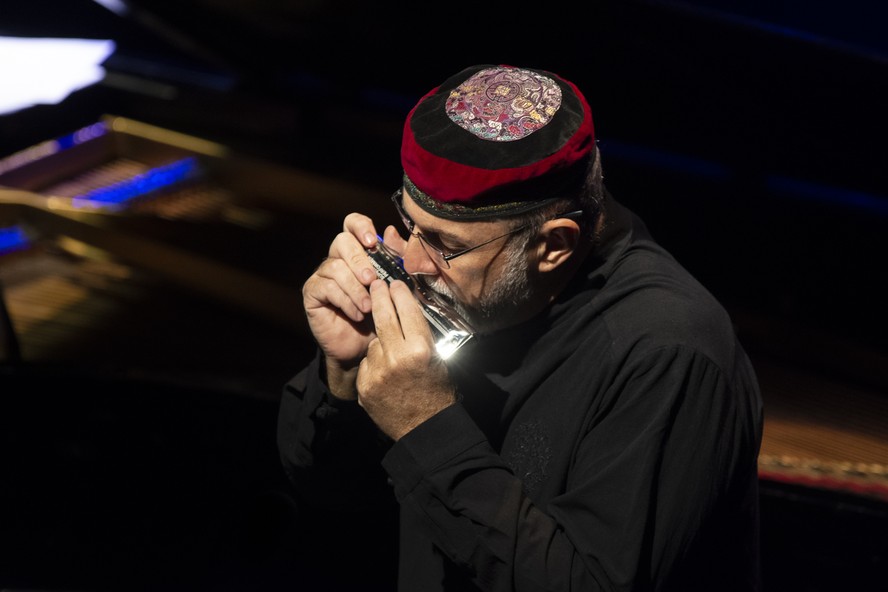 Brasil no Carnegie Hall, em Nova York, tendo um gaitista como solista ...