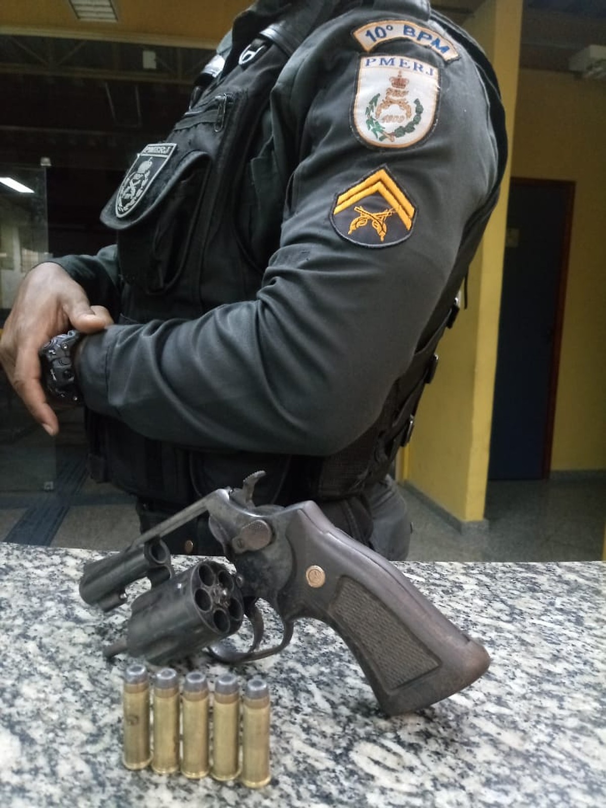 Homem Tenta Esconder Revólver E é Preso Por Porte Ilegal Em Barra Do