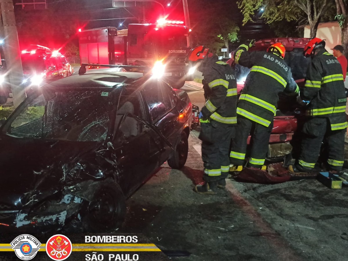 Acidente entre quatro carros deixa duas pessoas feridas em São José dos ...