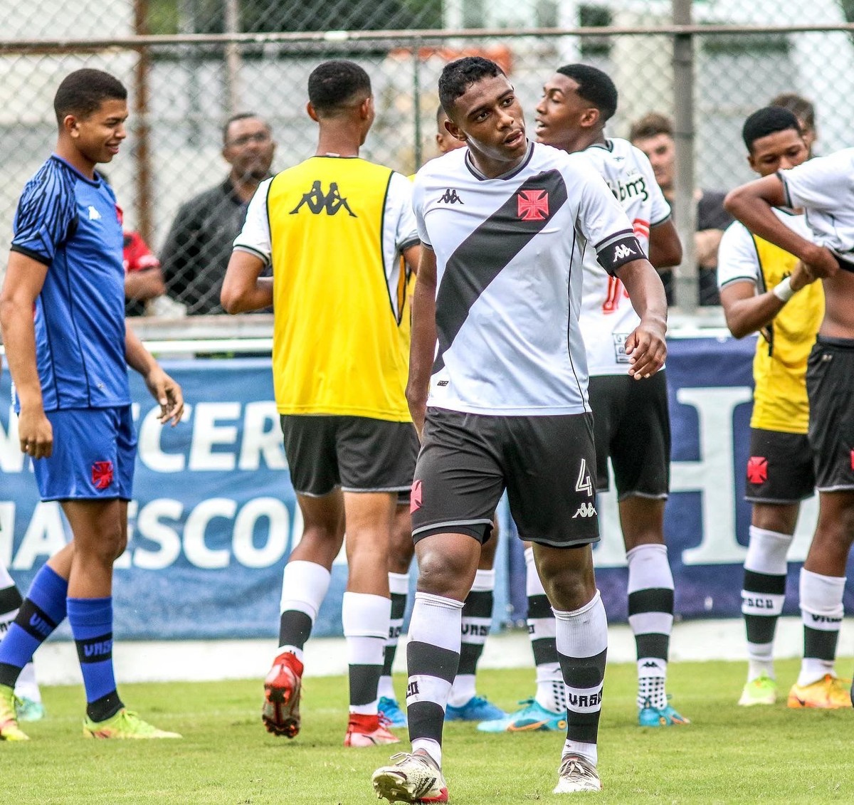 Lyncon deixa queimadura e acidente quase fatal para trás e vira líder ...