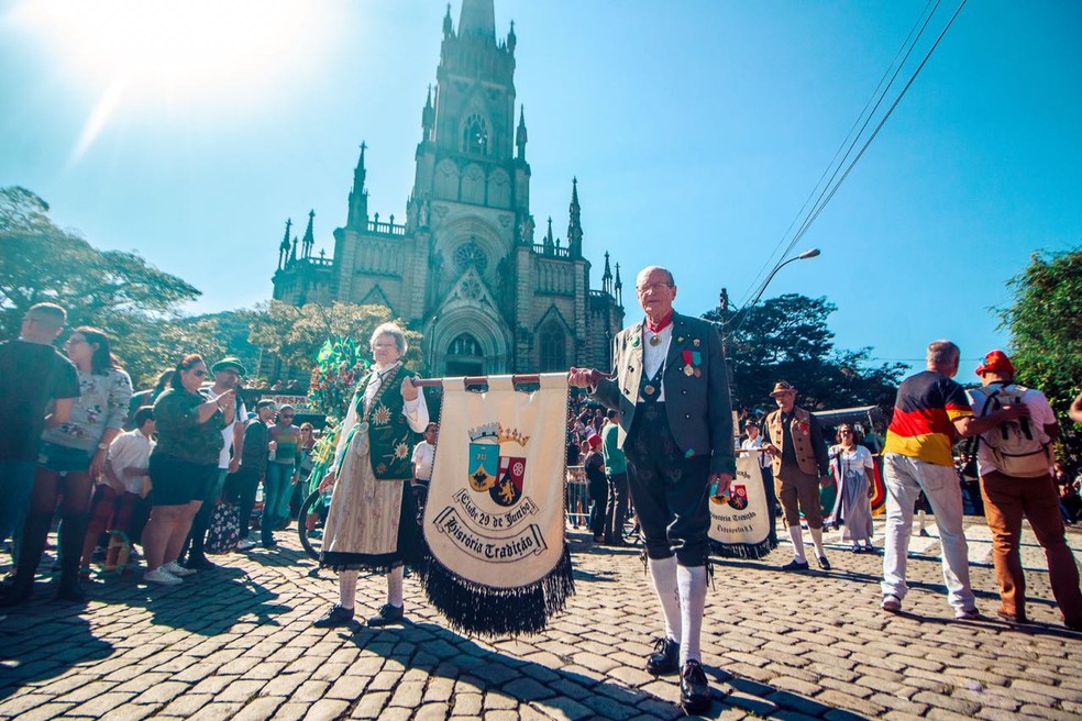 Desfile da cultura germânica reúne cerca de 10 mil pessoas na ...