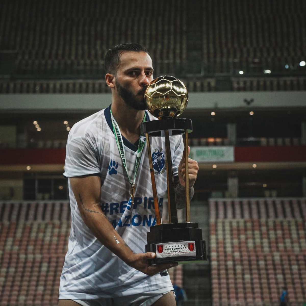 Edinho comemora bom momento no Penarol: "Estamos em busca de sempre ...