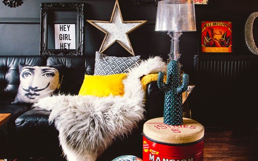 Paredes escuras e livros virados dão efeito cool a casa australiana ...