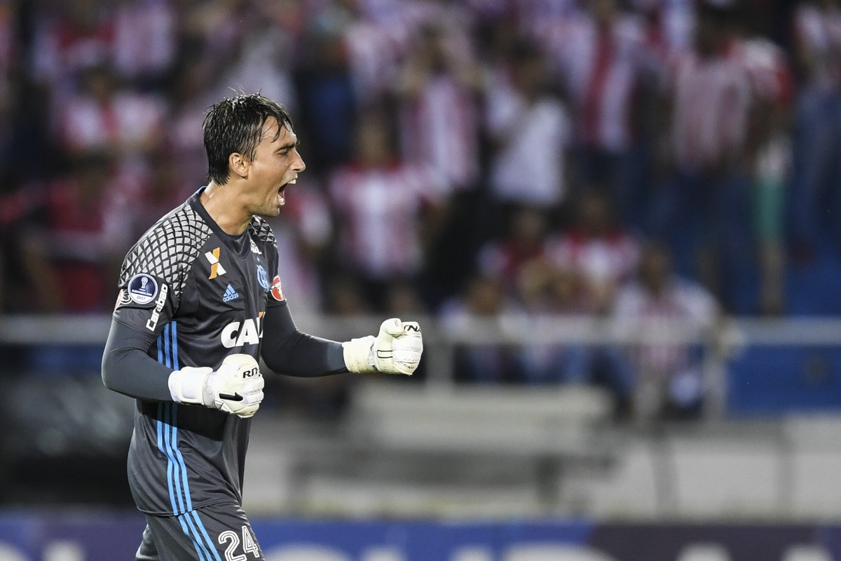 Sai que é tua, César! Goleiro supera cãibras e falta de ritmo para ser ...