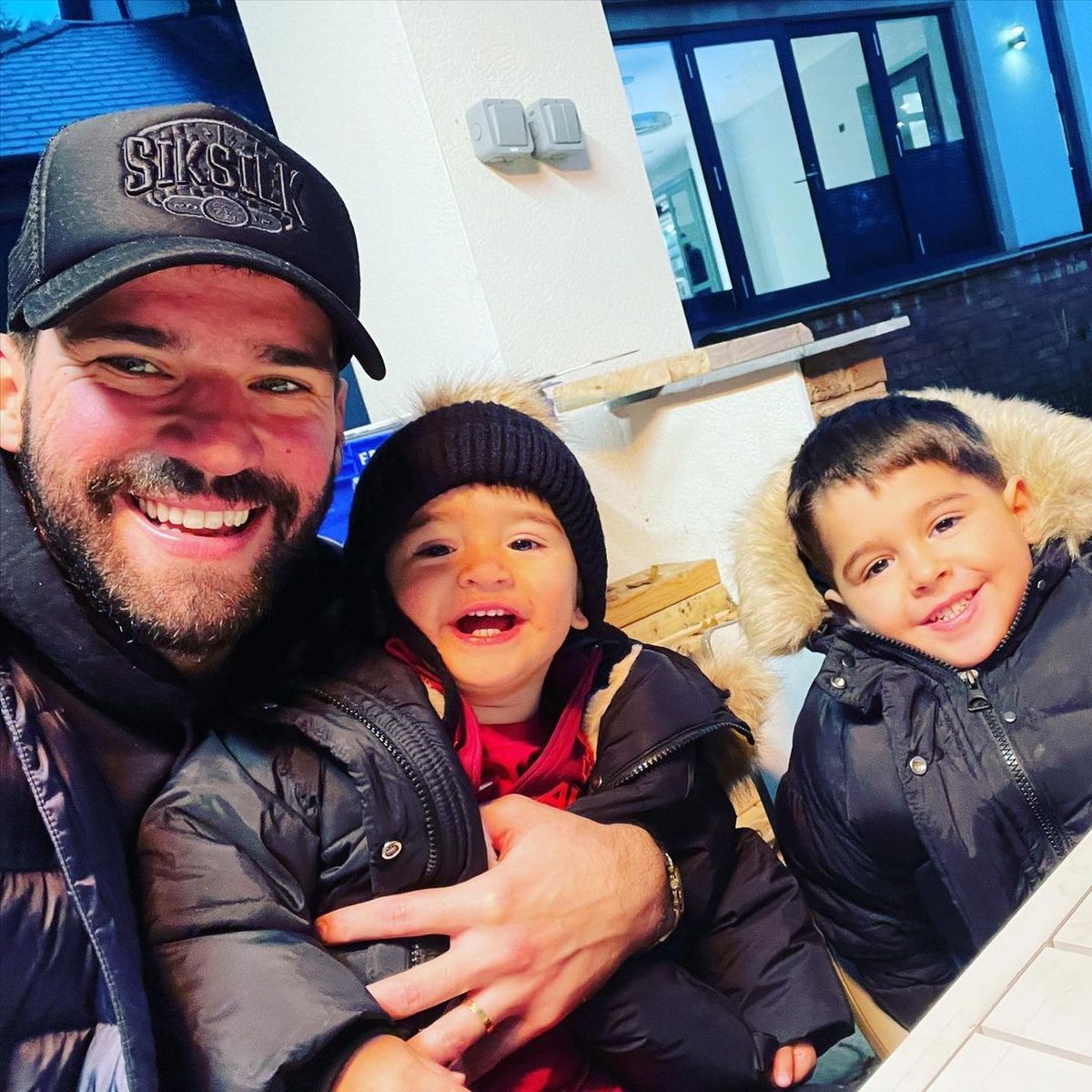 Alisson Becker reúne os filhos em foto rara durante férias após Copa ...
