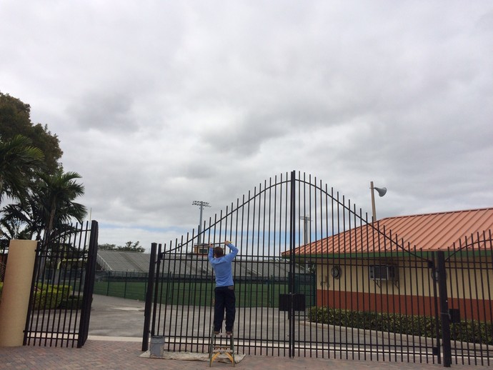 Gramado sintético e 10 mil lugares: conheça o campo de Adriano nos EUA