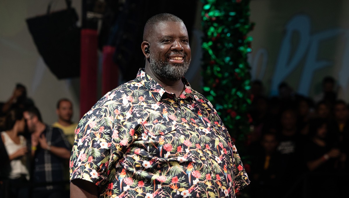 Péricles reproduz roda de samba em show e brinca com 'carreira' de ...