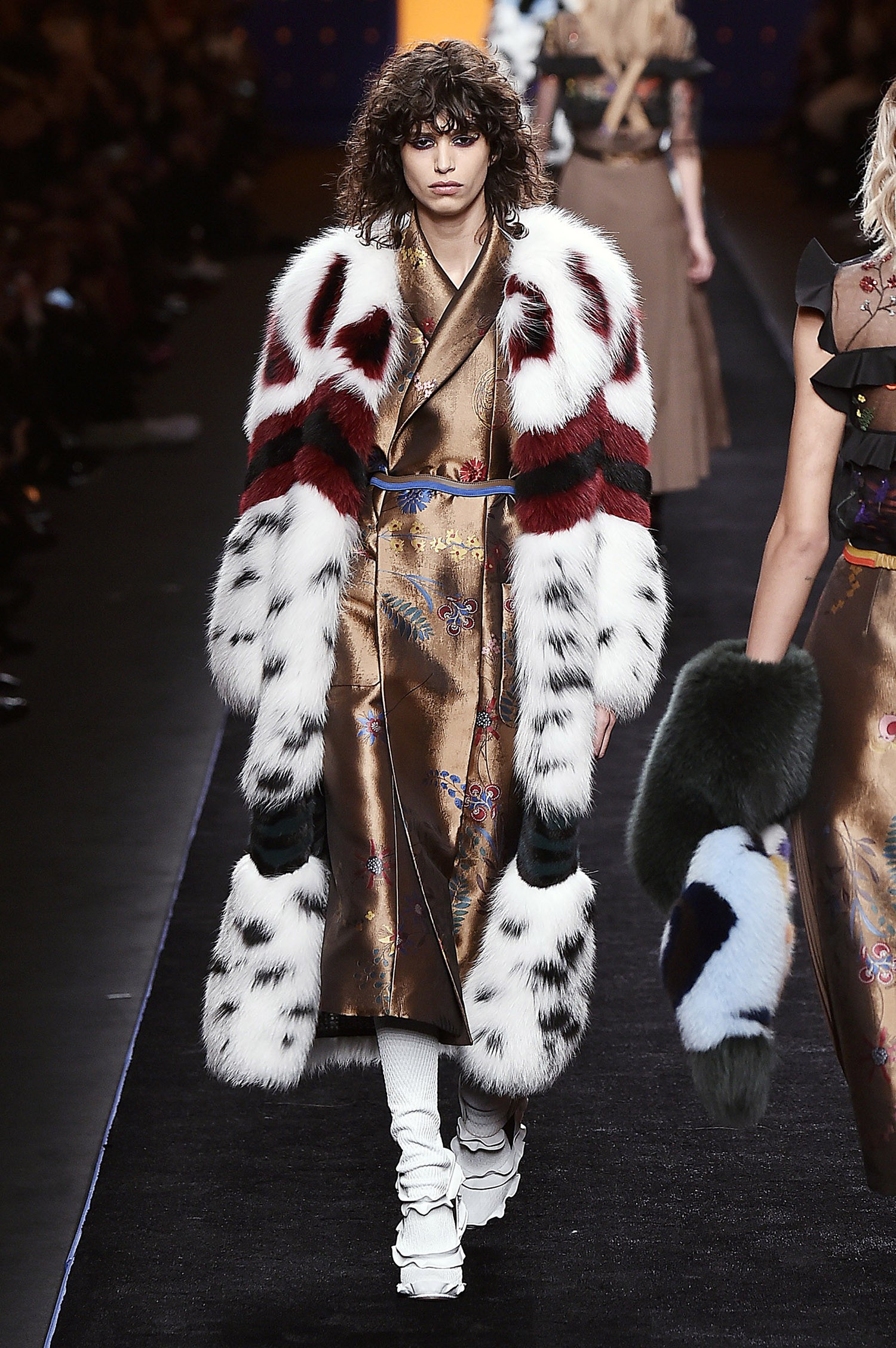 O inverno turquesa da Fendi em Milão | Desfiles | Vogue