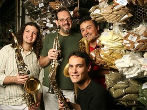 G1 - Quarteto de saxofones interpreta clássicos da MPB em Campinas ...