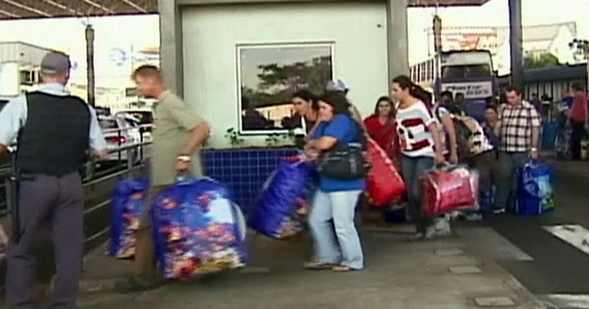 Bom Dia Brasil - Paraguai: Brasileiros fazem filas e lotam lojas para ...