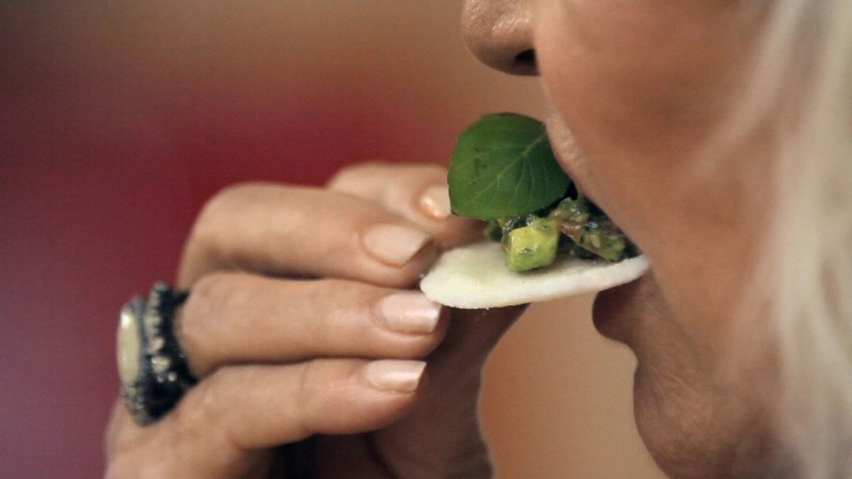 Mini tapioca caprese ao pesto | Bela Cozinha | Receitas
