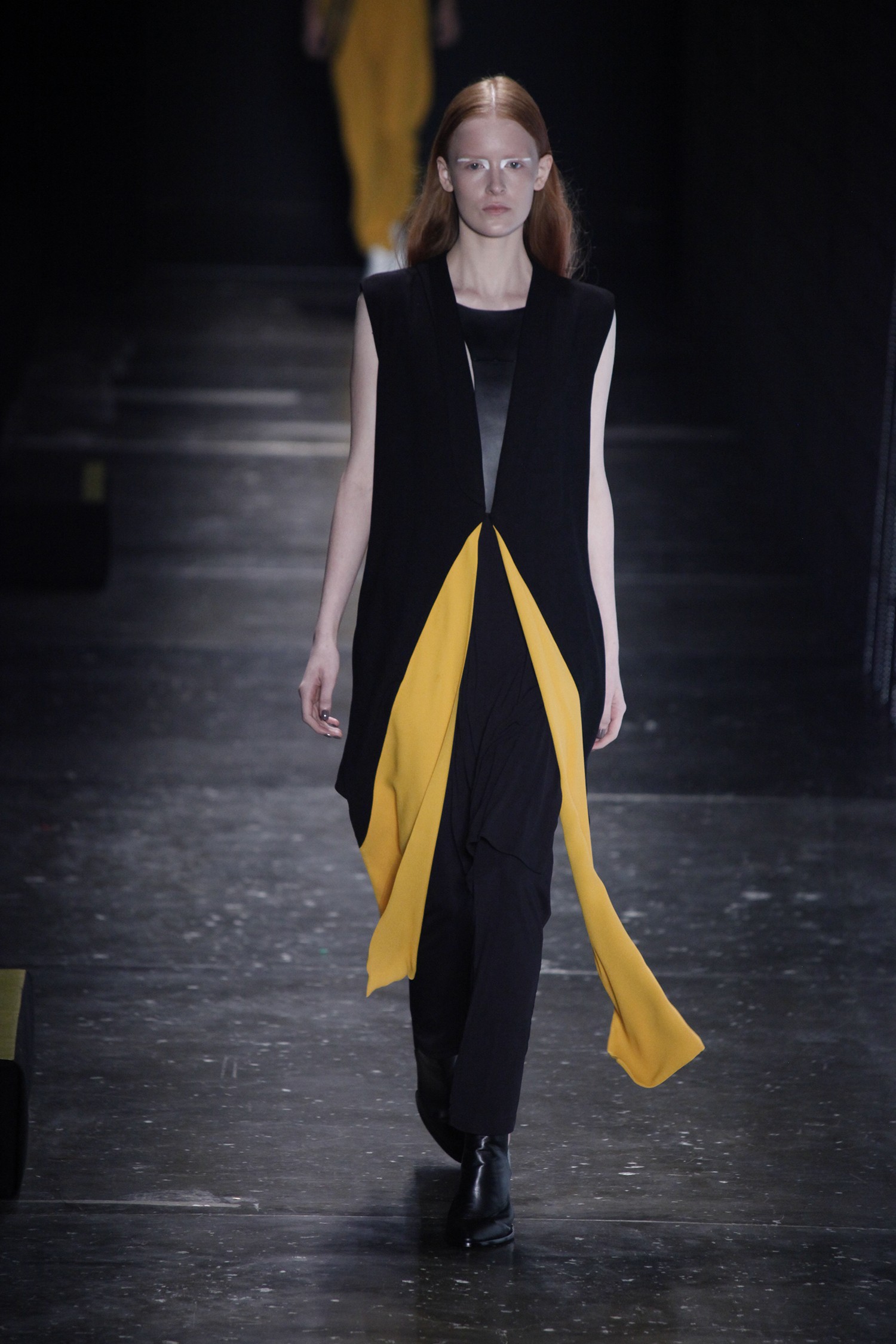 Ratier segue em sua trilha minimalista cool | Desfiles | Vogue