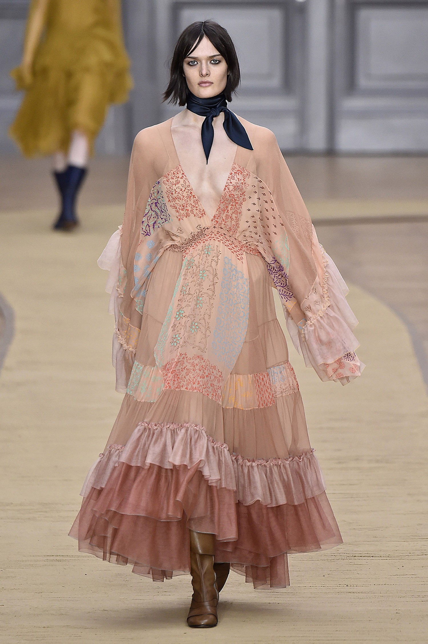 Rainha do boho contemporâneo, Chloé traz inverno 2017 esperto e ...
