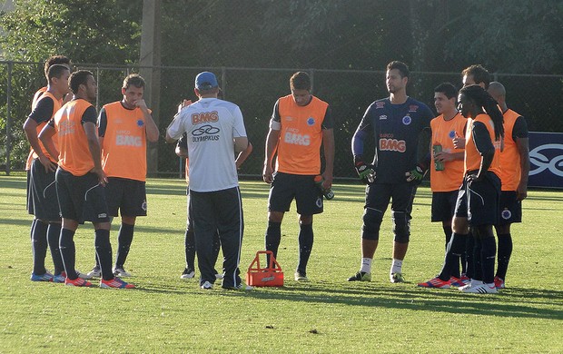 De olho nos detalhes, Roth para treino para conversar com jogadores ...