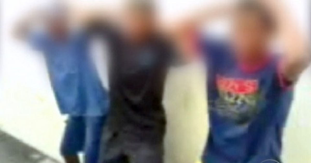 Jornal Hoje - Vídeo polêmico mostra policiais obrigando adolescentes a ...