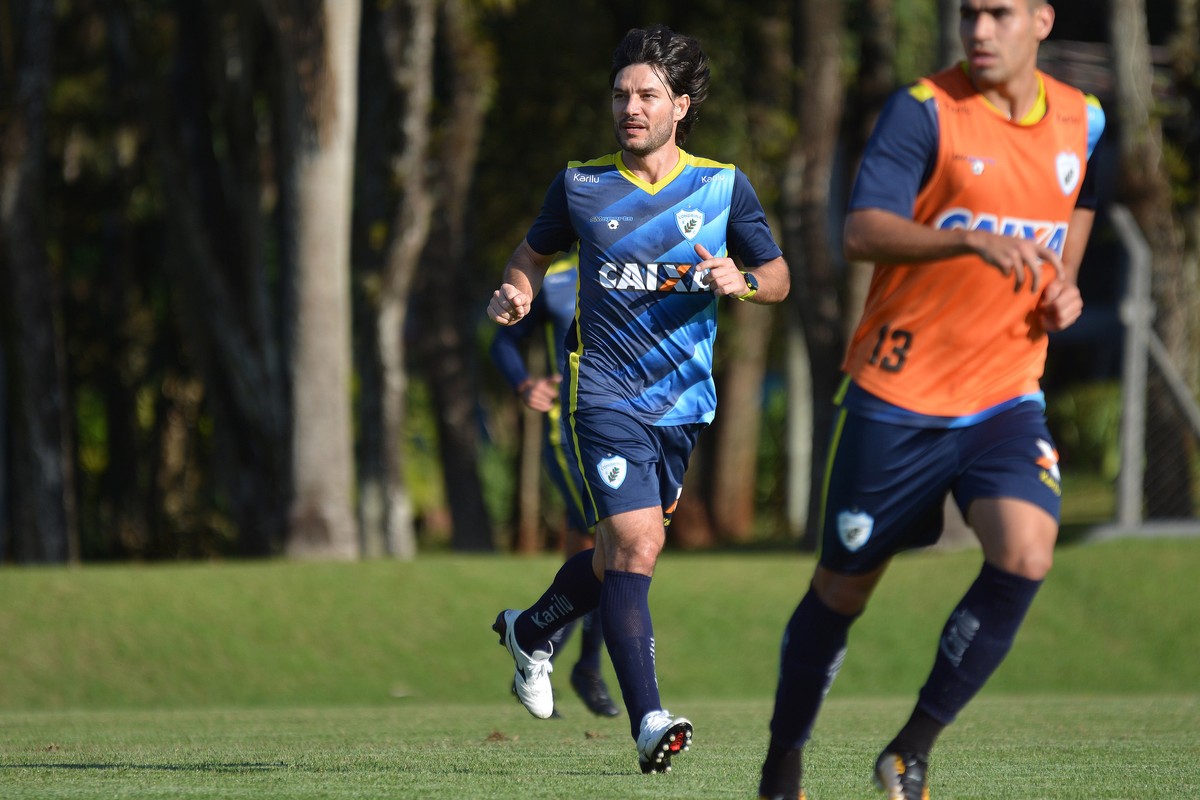 Germano é confirmado como titular e volta ao Londrina contra o ...