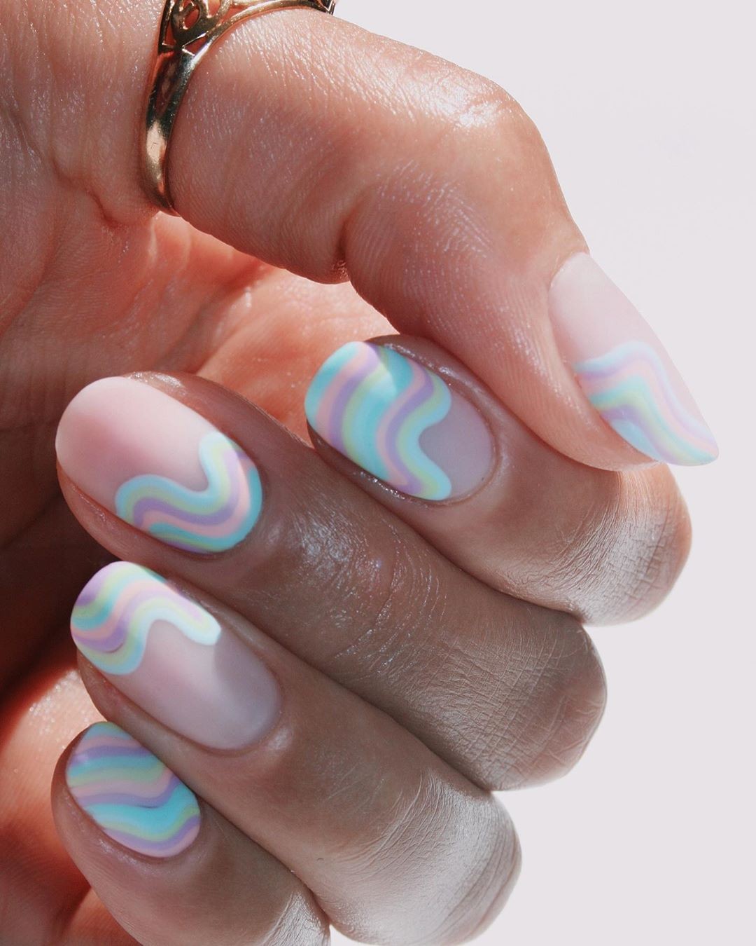 Squiggly Nails: a nail art ondulada que dá um up no visual | Unhas ...