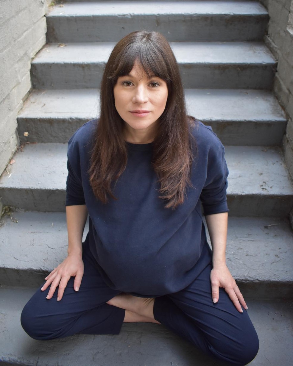 Yael Stone diz a jornal que Geoffrey Rush dançou nu diante dela quando ...