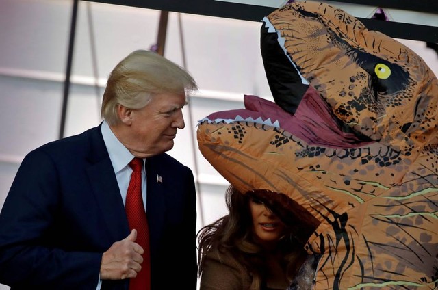 Trump evita criança fantasiada de T-Rex em Halloween na Casa Branca ...