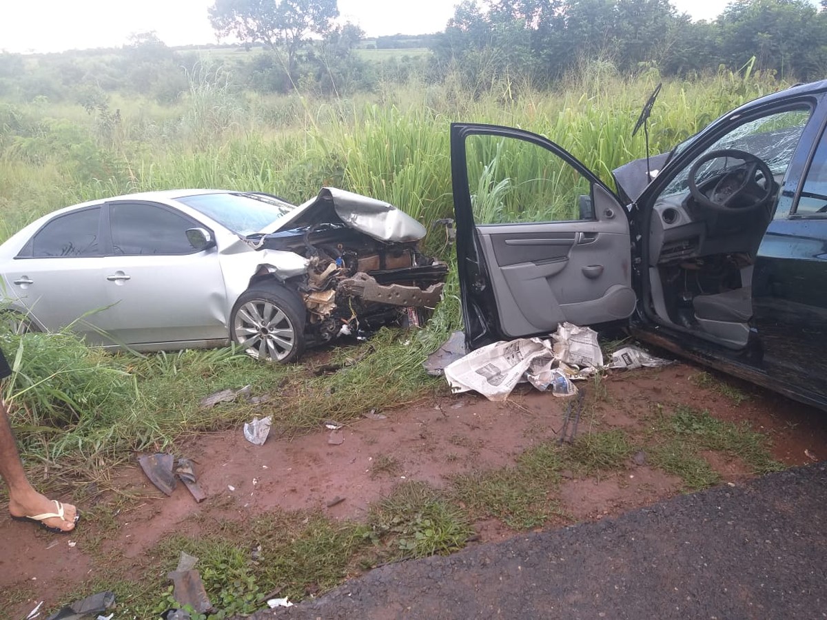 Batida entre dois carros deixa mulher morta e homens feridos na BR-153 | Tocantins | G1