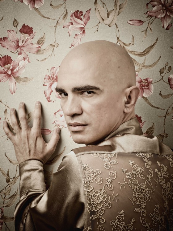 Há oito anos sem se apresentar em São Paulo, Edson Cordeiro canta na ...