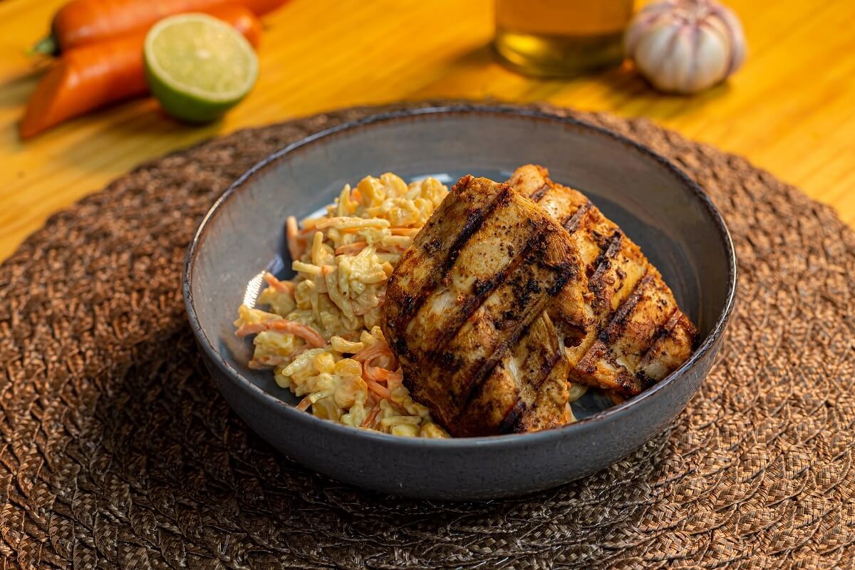 Filé de frango grelhado com salada de cenoura | Receitas Sadia | Receitas