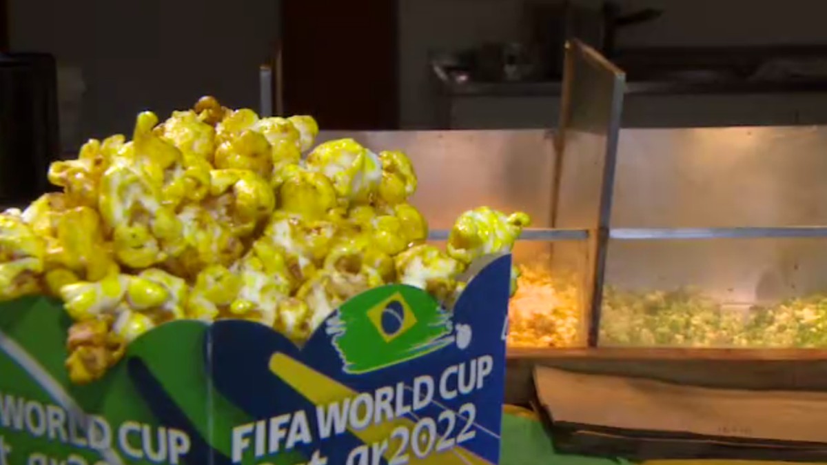 Vendedor faz sucesso com pipocas nas cores do Brasil durante a Copa em ...