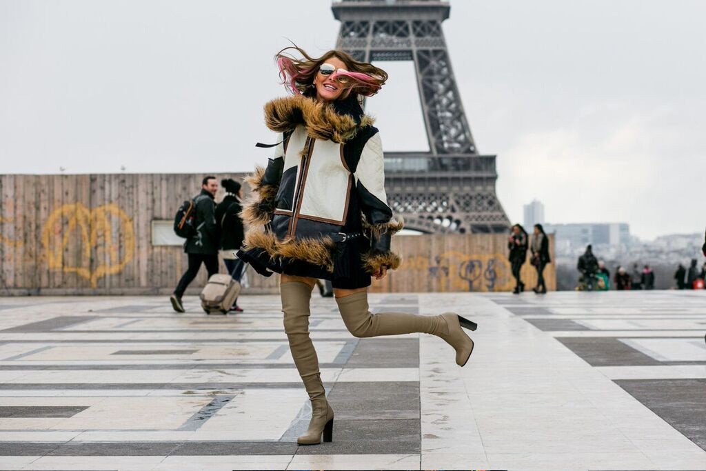Street style: cores lavadas adocicam as ruas da semana de moda de Paris ...